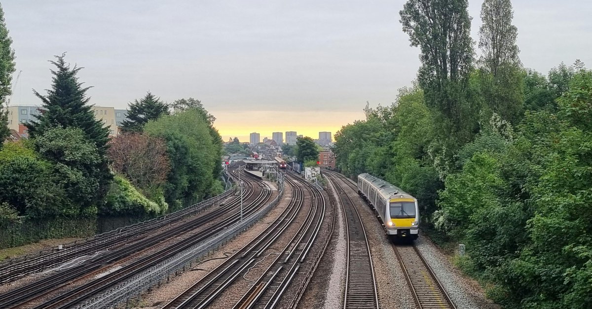 Easy Commute: Meeting Rooms Near Leeds Train Station